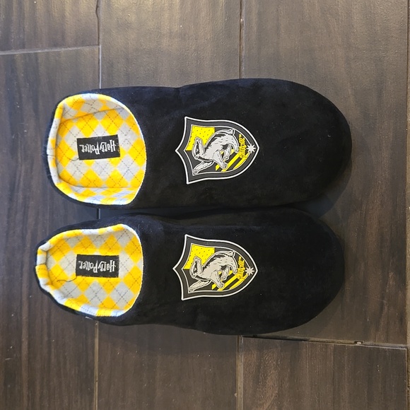 Warner Bros. | Shoes | Harry Potter Hufflepuff Crested Slippers Sz L ...